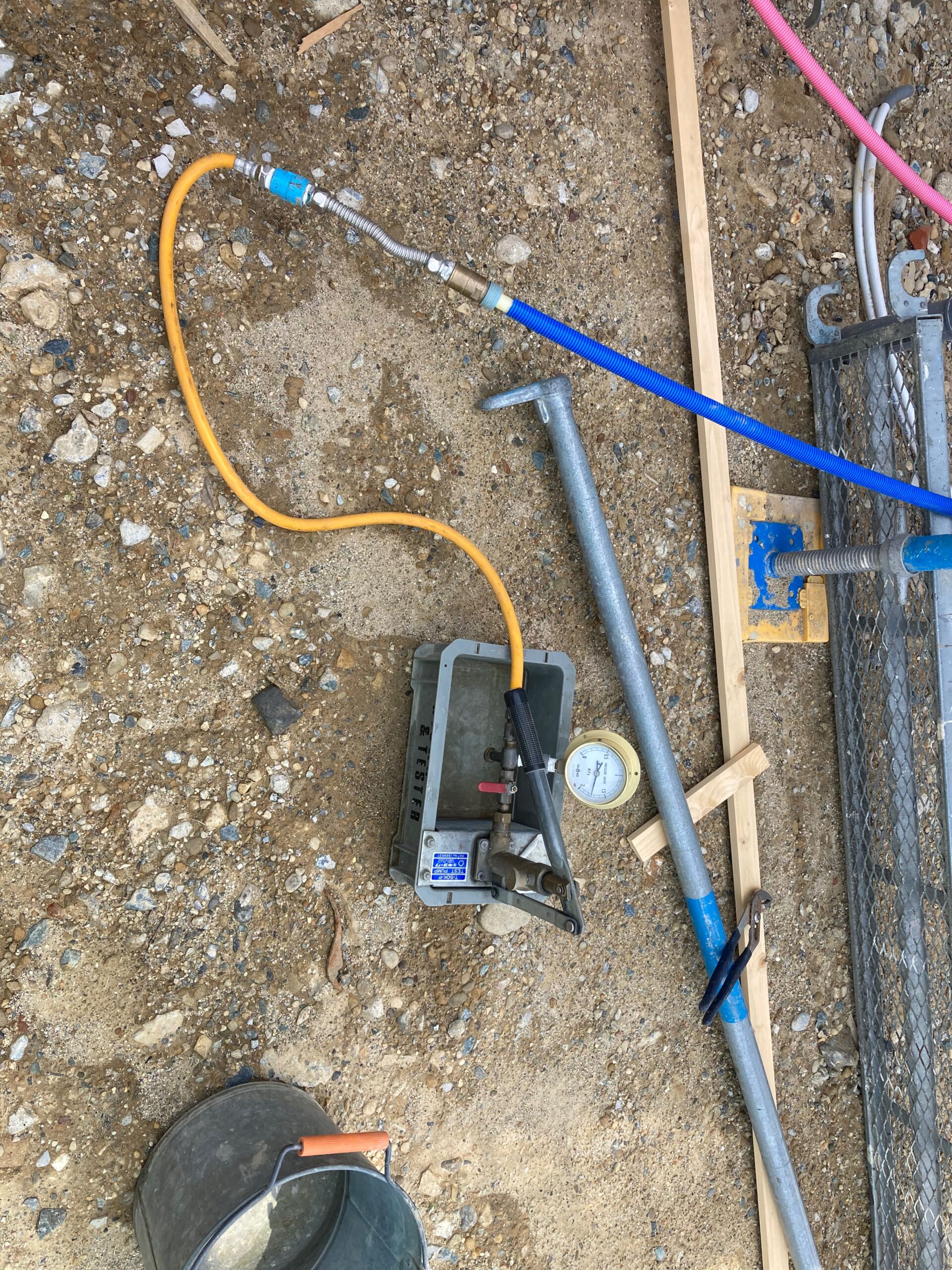 水道業者さん テストポンプによる水圧検査 | 木造建築なら心建設株式会社